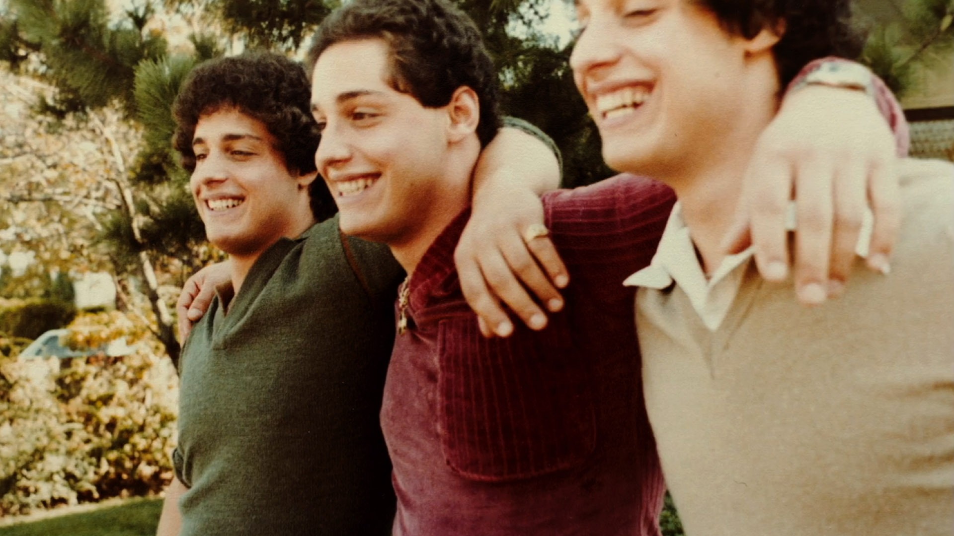 THREE IDENTICAL STRANGERS – Capsule Film Review – ZekeFilm